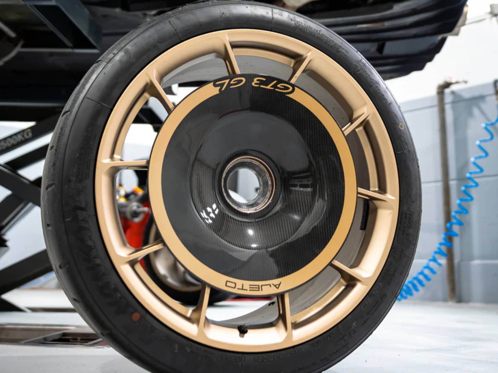 Aero disc rear wheel carbon fibre. Porsche 992 GT3 - 9GT601025QGBD ...