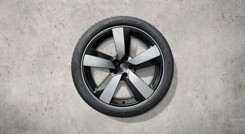Macan Sport 22" design summer wheel-and-tyre set, high gloss black ...