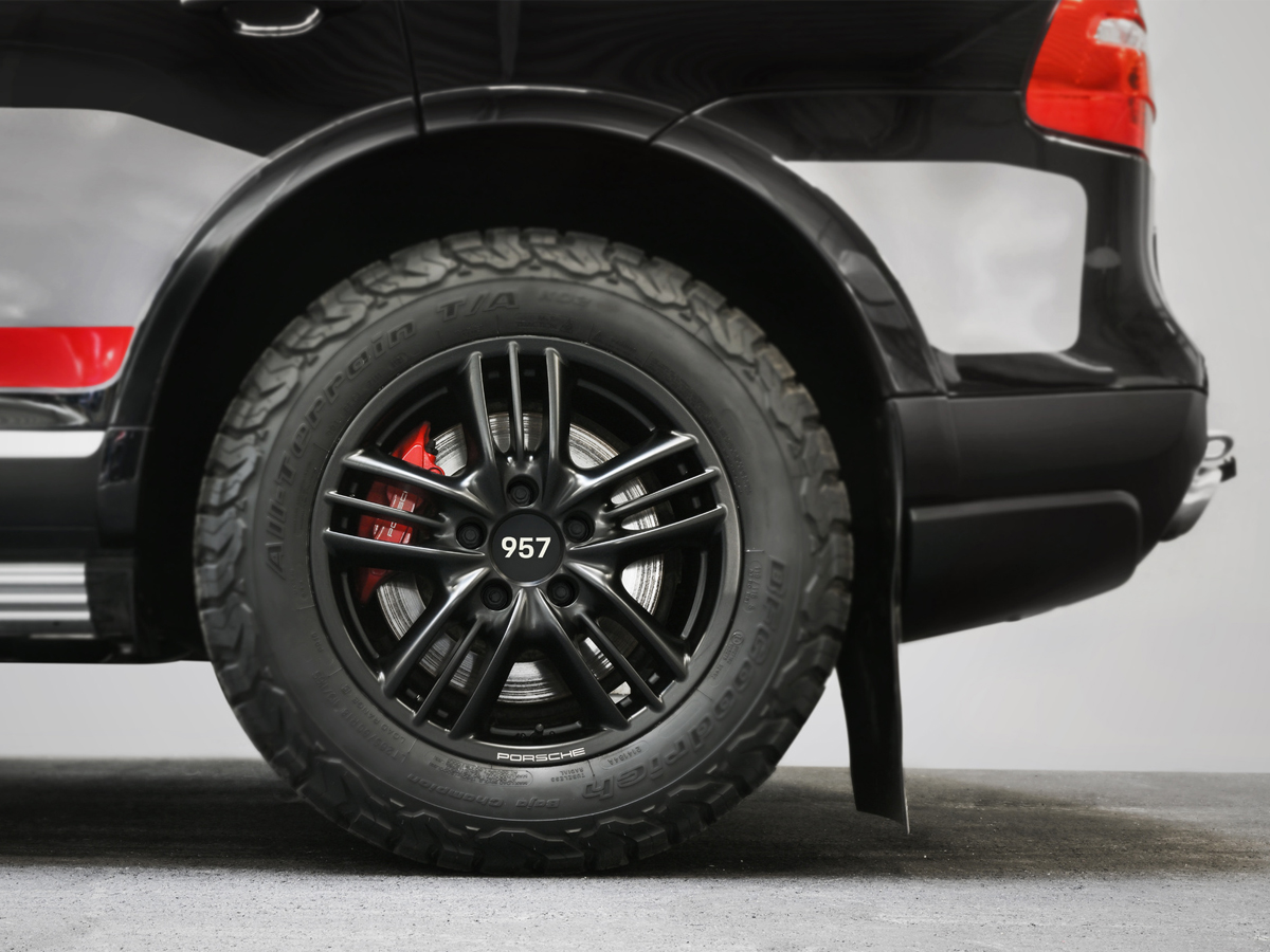 Porsche 957 Cayenne Wheel cup '957' logo Matt black PCG957303A ...