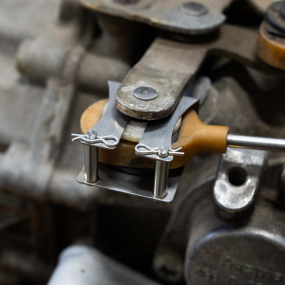 Rennline gear shift cable retaining bracket set, gearbox end. Porsche ...