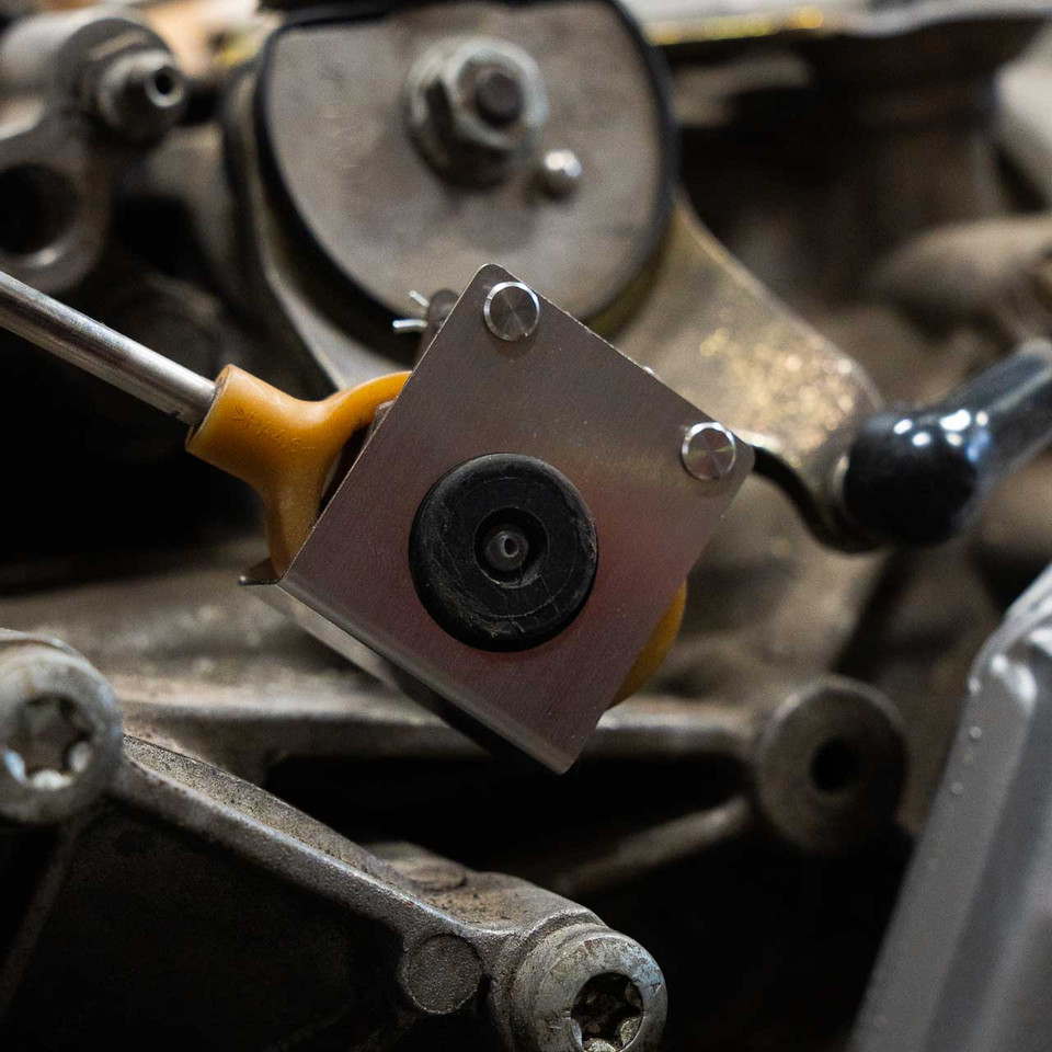 Rennline gear shift cable retaining bracket set, gearbox end. Porsche ...