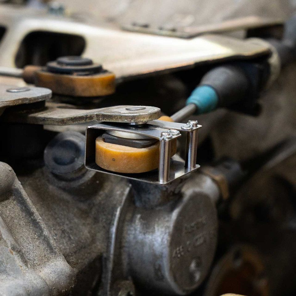 Rennline gear shift cable retaining bracket set, gearbox end. Porsche ...