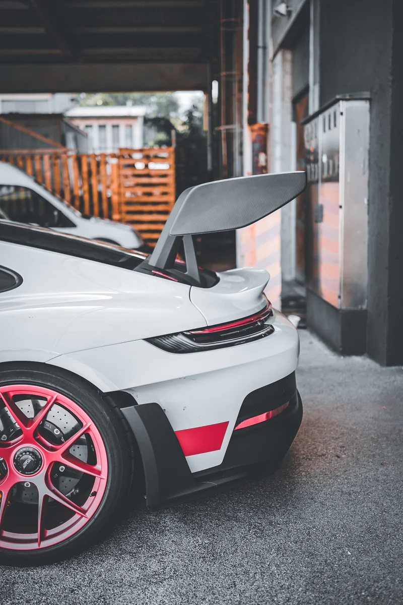 Swan neck rear spoiler end plates carbon fibre. Porsche 992 GT3RS ...