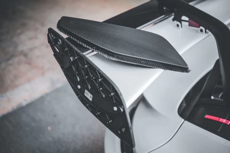 Swan neck rear spoiler end plates carbon fibre. Porsche 992 GT3RS ...