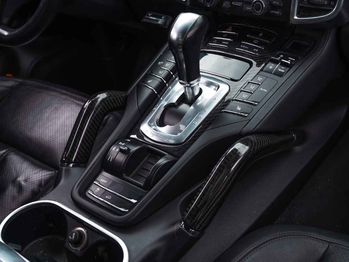 Centre console handles carbon fibre from Rennline. Porsche 958 Cayenne ...